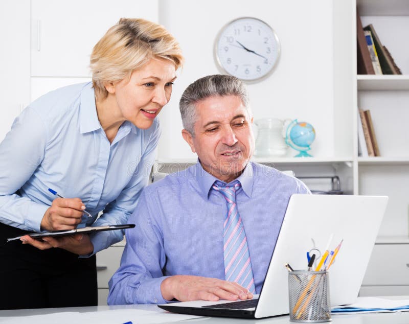 L'assistant Du ` S De Directeur Fait La Routine Quotidienne Image stock ...