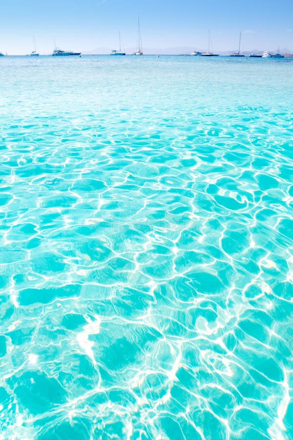 L'eau Bleue De Formentera D'ondulation De Turquoise Image stock - Image ...