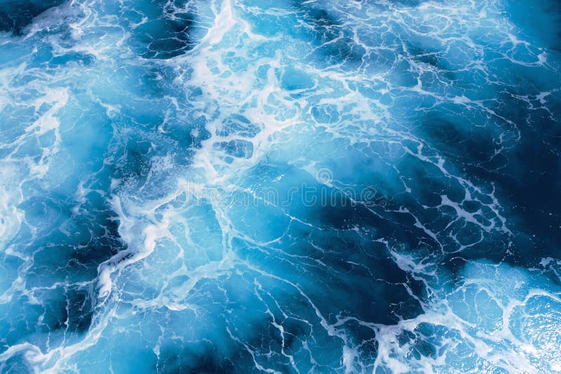 L'eau Bleue Profonde De La Mer Méditerranée Image stock - Image du ...