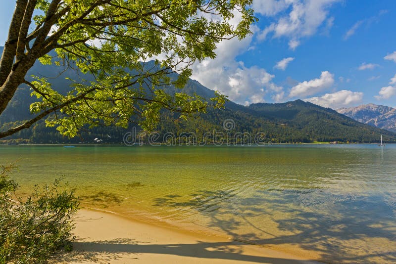 L'eau Clair Comme De L'eau De Roche De Lac Du Lac Achensee Dans L'eau ...