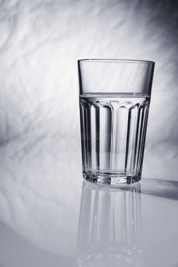 Becher de l'eau photo stock. Image du blanc, conteneur - 21425050