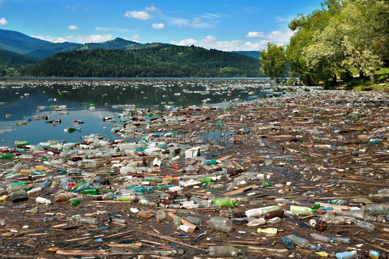 L'eau En Plastique De Pollution Photo stock - Image du montagne ...