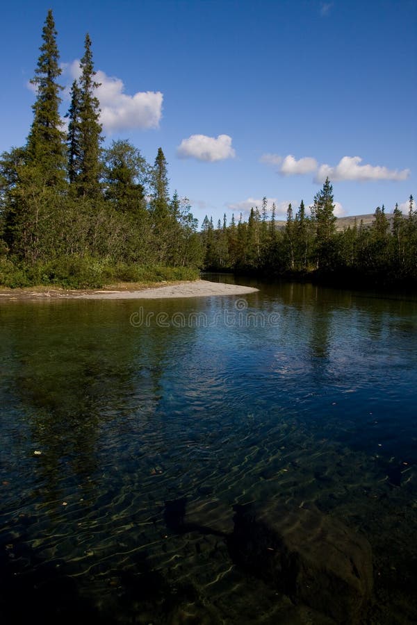 L'eau limpide du fleuve image stock. Image du réflexions - 12317767