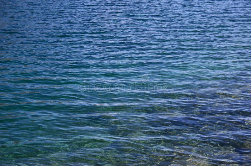 L'eau Limpide Du Lac Glaciaire Image stock - Image du clair, liquide ...