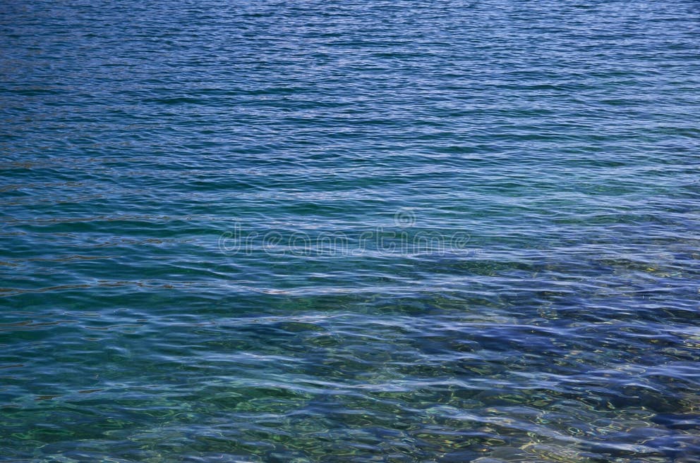 L'eau Limpide Du Lac Glaciaire Image stock - Image du clair, liquide ...