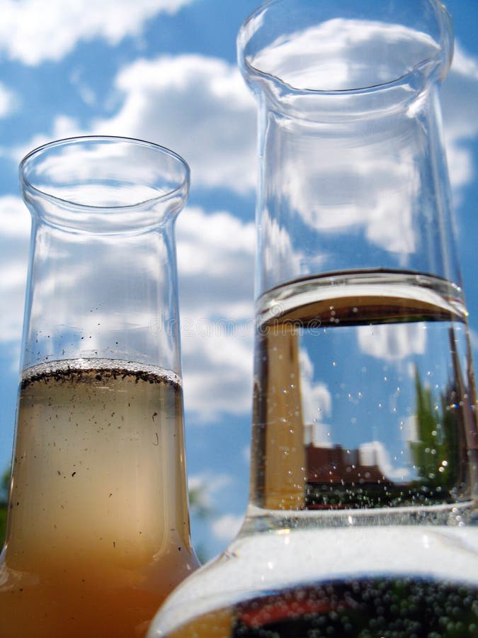 Eau-concept Potable Propre Et Sale Image stock - Image du liquide ...