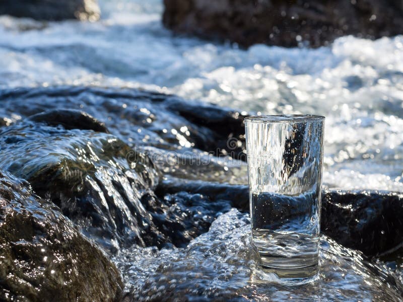 L'eau Naturelle Dans Un Verre Photo stock - Image du montagnes, frais ...