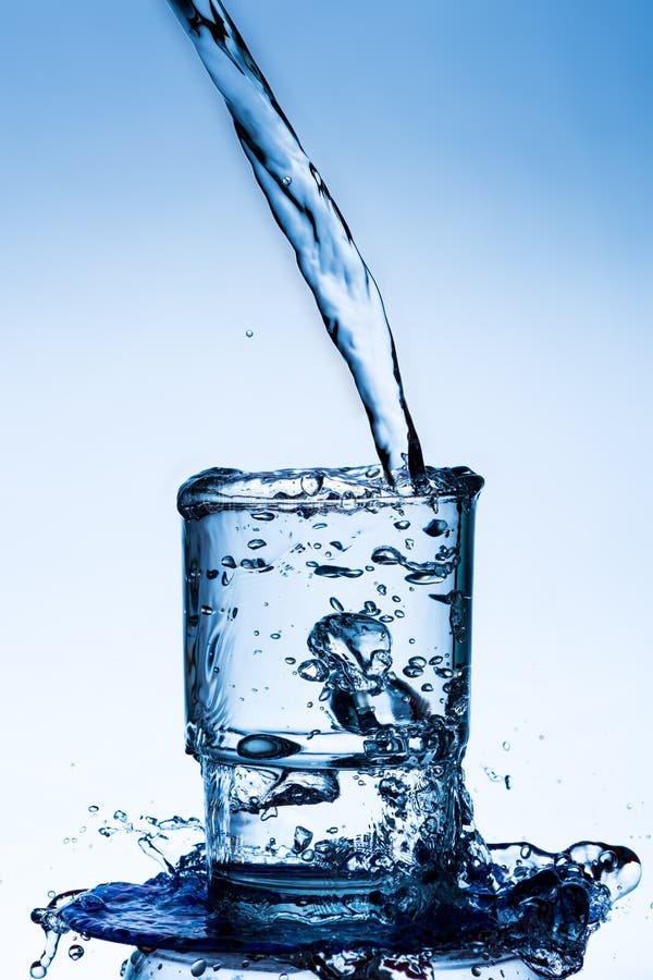L'eau Propre Déborde Le Becher En Verre Image stock - Image du fond ...
