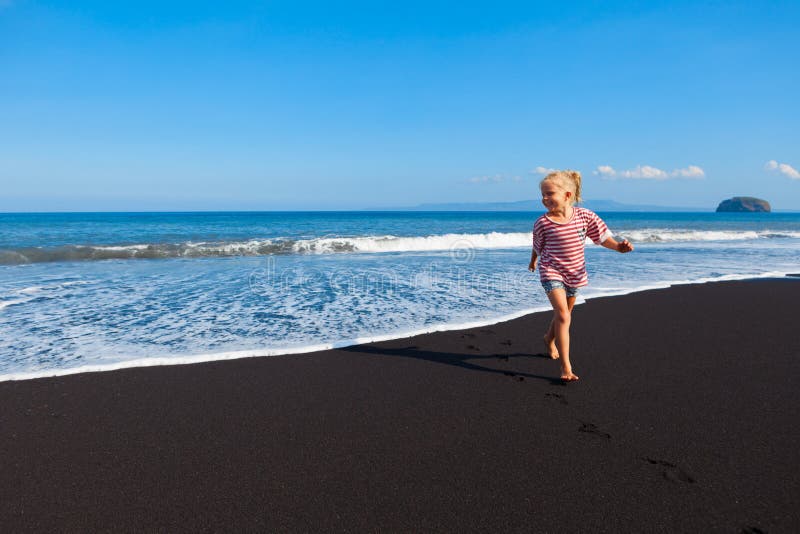 Homme Aux Pieds Nus Heureux Descendant La Dune De Pilat Image Stock Image Du élégant