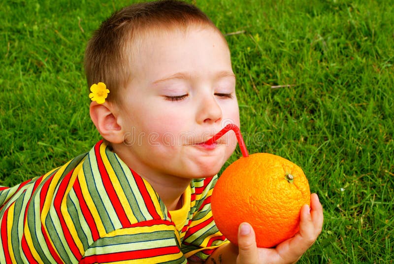 L'enfant Boit Du Jus D'orange Photo stock - Image du heureux, cocktail ...