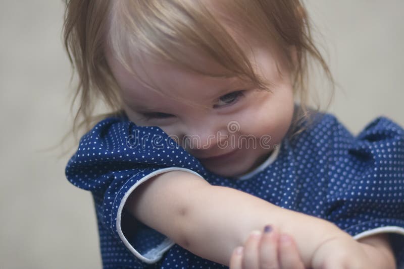 L'enfant Est Timide Et Timide Photo stock - Image du humain, fille ...