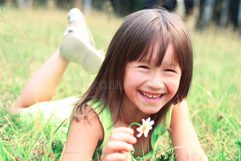 L'enfant sourit image stock. Image du herbe, caucasien - 15550837