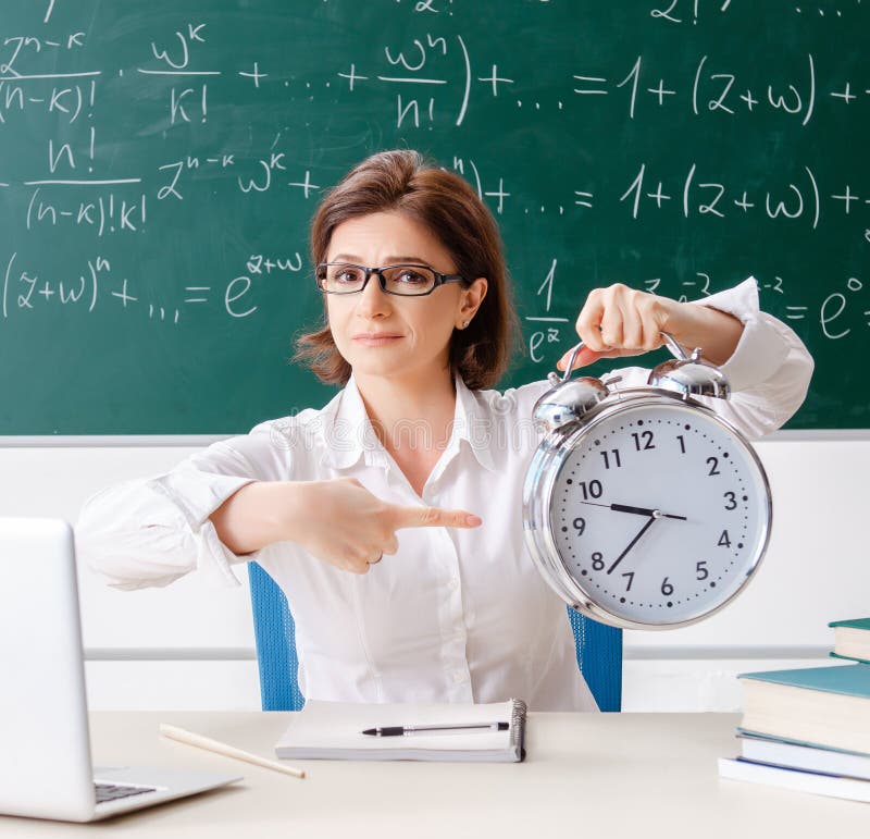 L'enseignante De Maths Devant Le Tableau De Bord Image stock - Image du ...