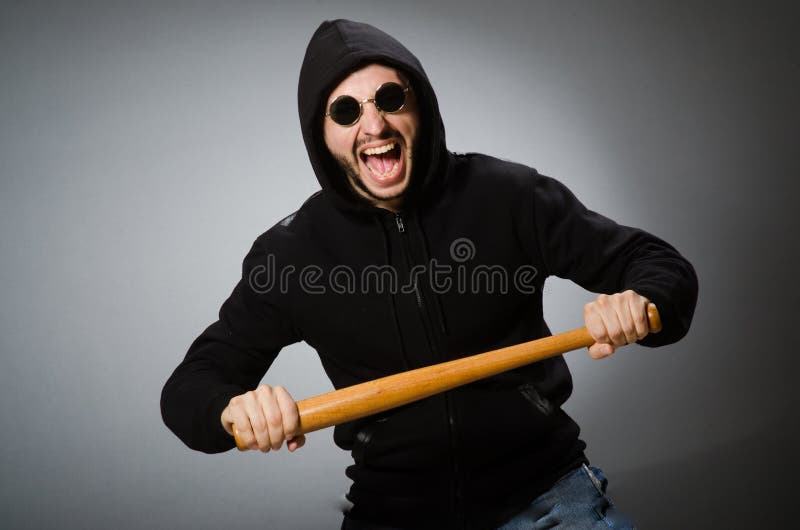 L'homme Agressif Avec La Batte Basebal Photo stock - Image du voyou ...