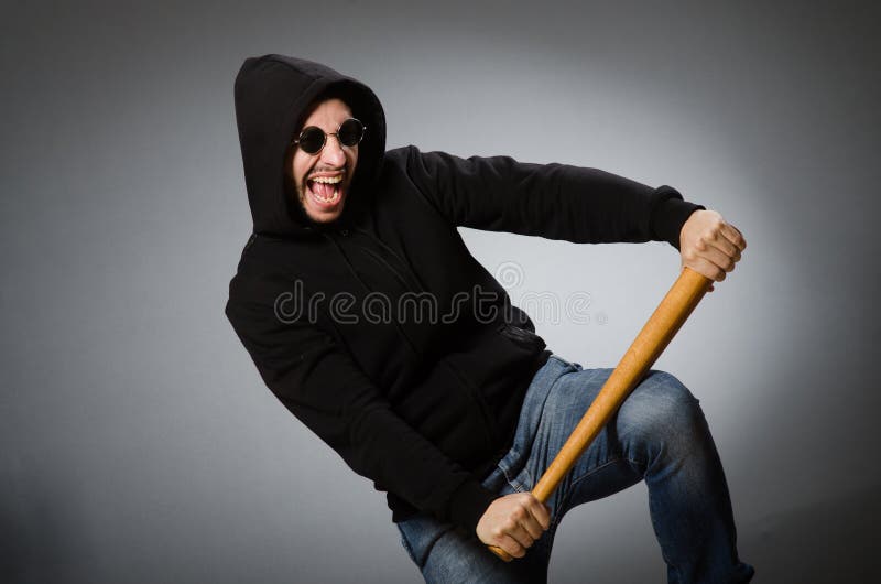 L'homme Agressif Avec La Batte Basebal Photo stock - Image du voyou ...