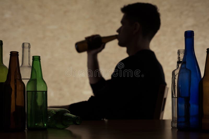 L'homme boit l'alcool photo stock. Image du désespoir - 63273950