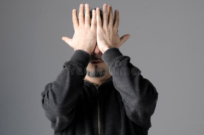 L'homme cache son visage photo stock. Image du gris, concept - 9841548