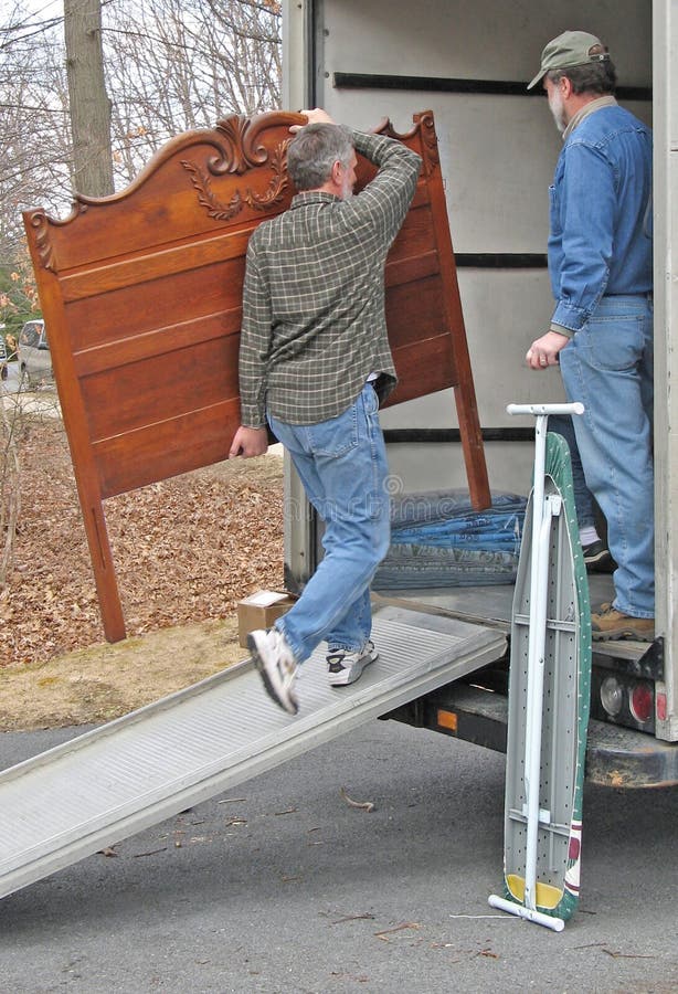 L'homme Charge Le Fourgon Mobile Photo stock - Image du transport ...