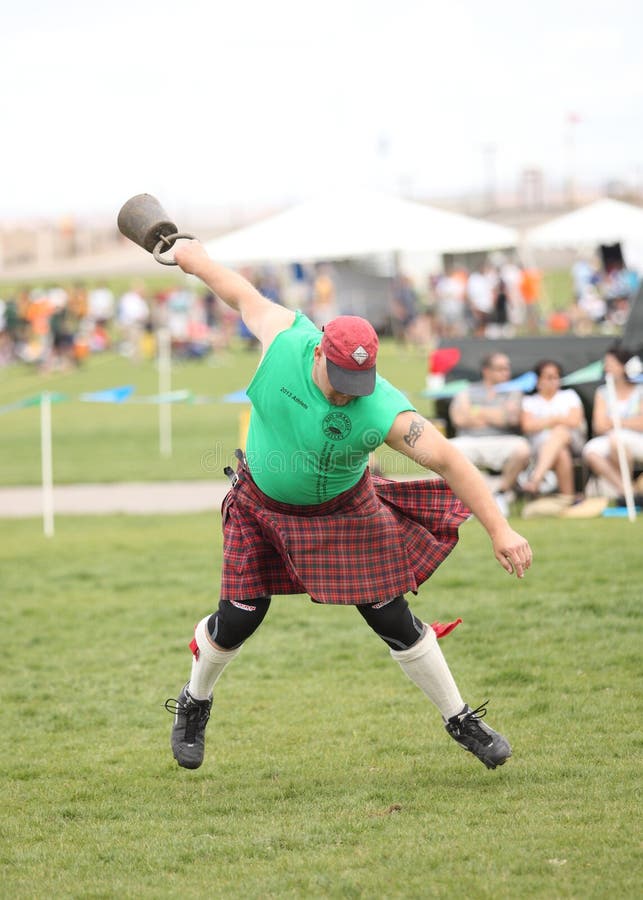 L'homme Concurrence Dans Le Lancer De Poids Photographie éditorial ...