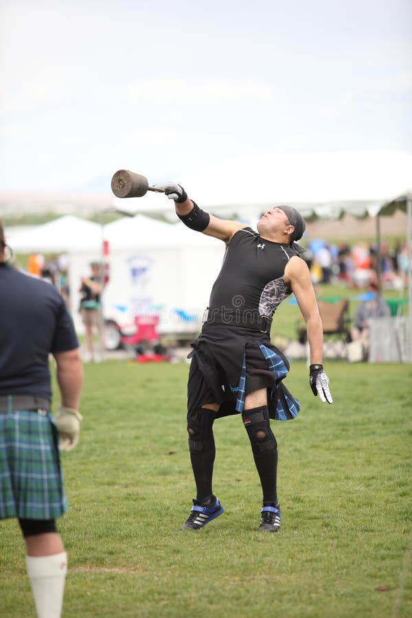 L'homme Concurrence Dans Le Lancer De Poids Photographie éditorial ...