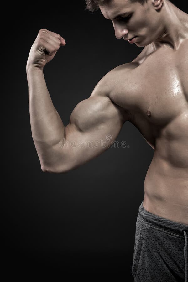 Lhomme De Forme Physique Montrant Son Triceps Biceps Muscles Sur Le