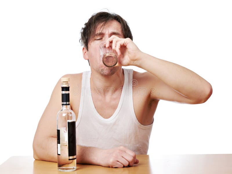 L'homme Ivre Boit Un Verre De Vodka Photo stock - Image du penchant ...