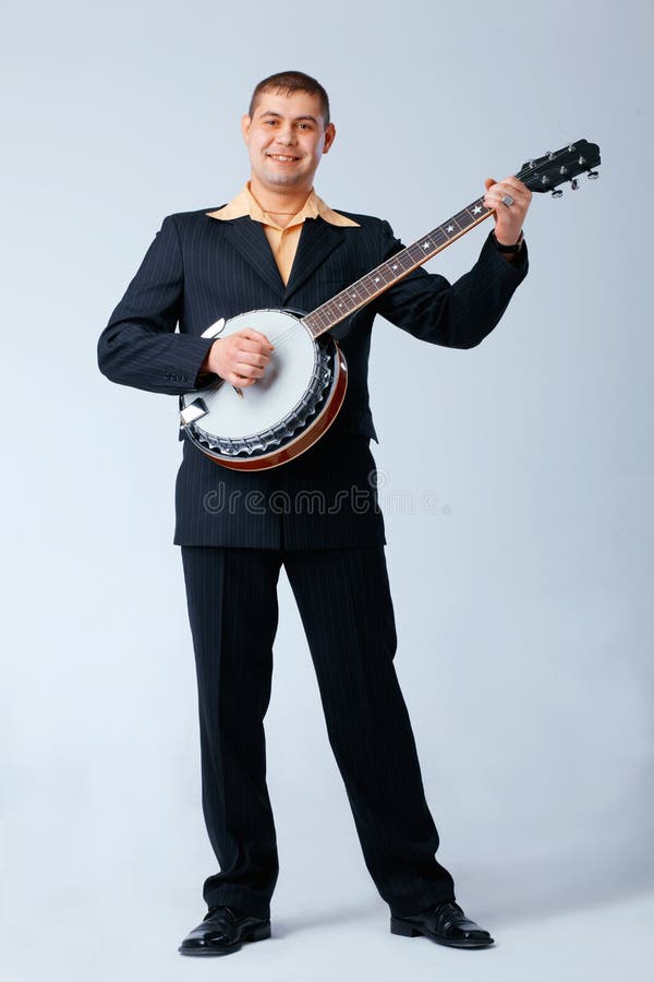L'homme joue sur le banjo. photo stock. Image of noir - 19777768