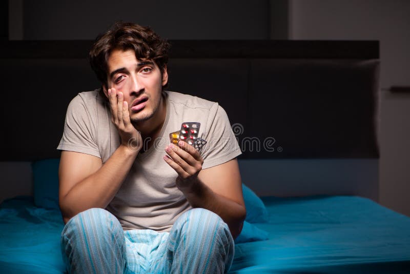 L'homme Malade Dans Son Lit Avec Des M?decines Image stock - Image du ...
