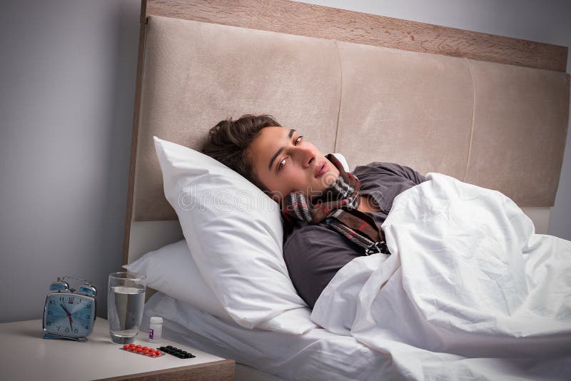 L'homme Malade Se Reposant Dans Le Lit Photo stock - Image du ...