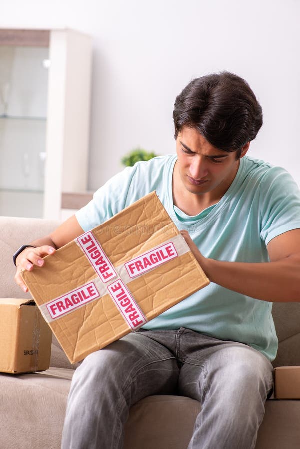 Colis fragile photo stock. Image du colis, envelopp, bande - 35900700