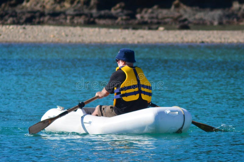 L'homme Rame Le Bateau De Canot Image stock - Image du conceptuel ...