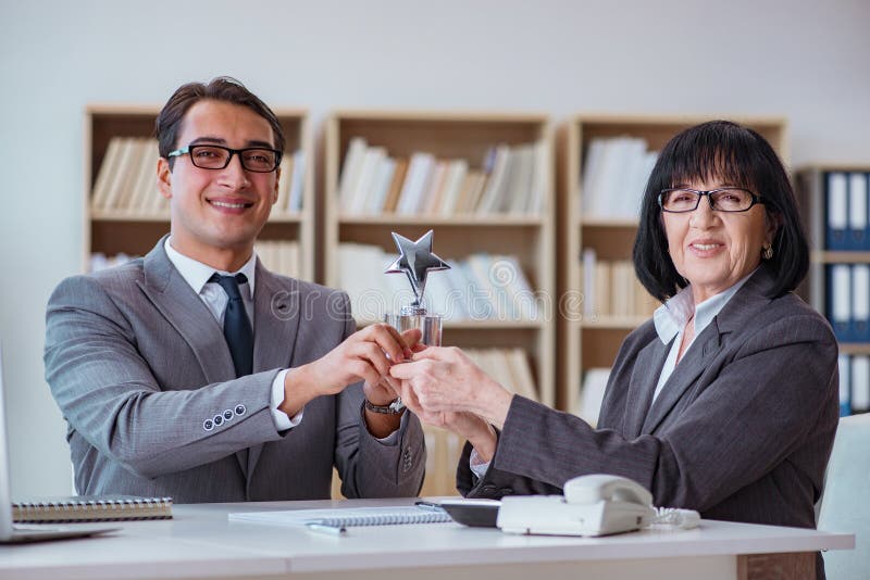 L'impiegato Del Premio Di Mese Fotografia Stock - Immagine di ritiro ...