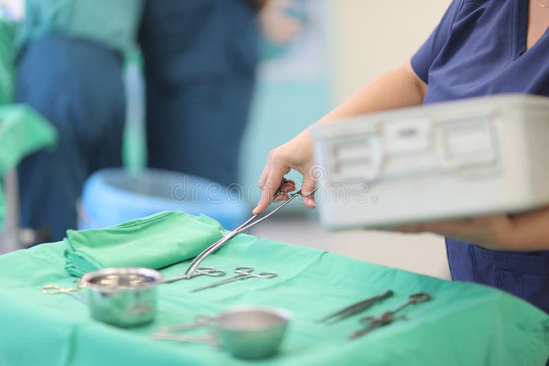 L'infirmière Rassemble L'instrument Chirurgical Image stock - Image du ...