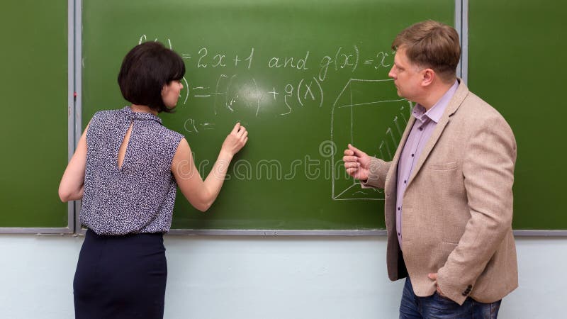 L'insegnante Spiega Allo Studente La Soluzione Immagine Stock ... L'insegnante Spiega Allo Studente La Soluzione Immagine Stock ...