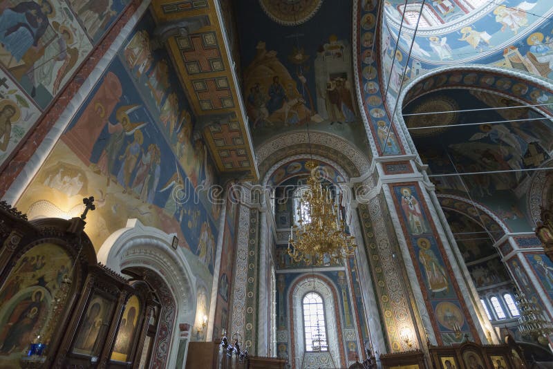 L'interno Con Il Soffitto Arcato Della Cattedrale Immagine Stock ...