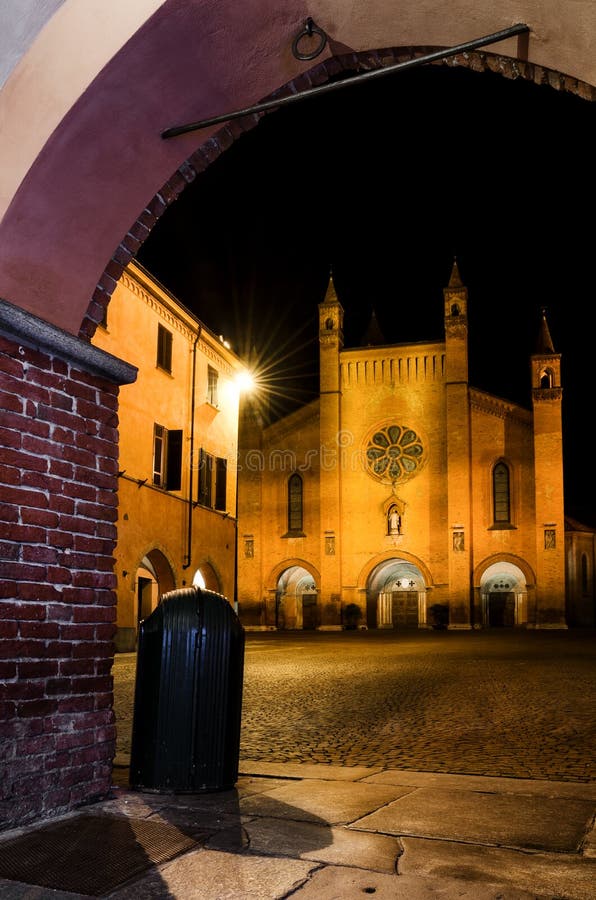 L'Italia Alba, Piazza Duomo Fotografia Stock - Immagine di illuminato ...