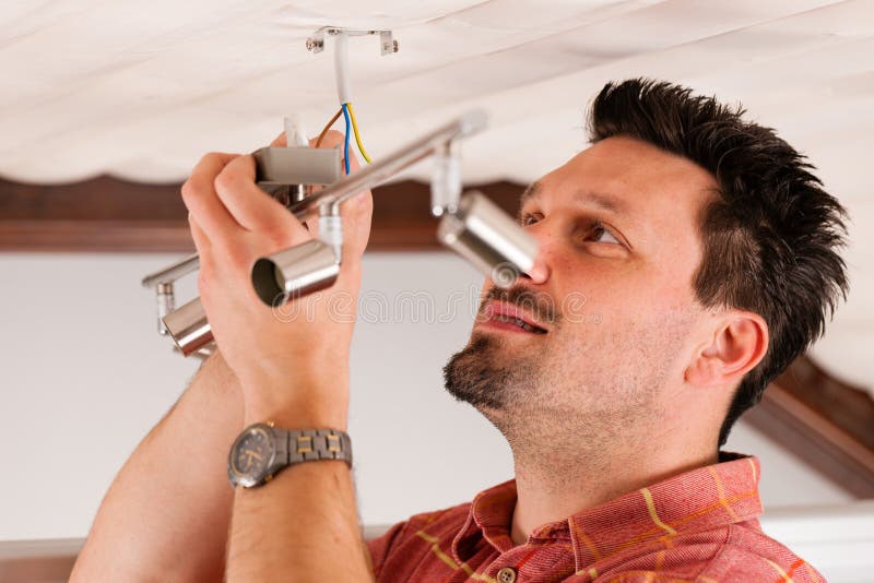 L'operaio Sta Installando Un Lustro Immagine Stock - Immagine di ...