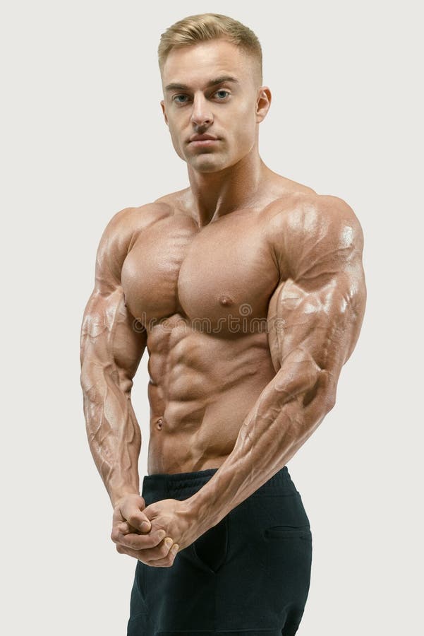 L'uomo Atletico Con Il Forte ABS Ed Il Centro Muscles Fotografia Stock ...