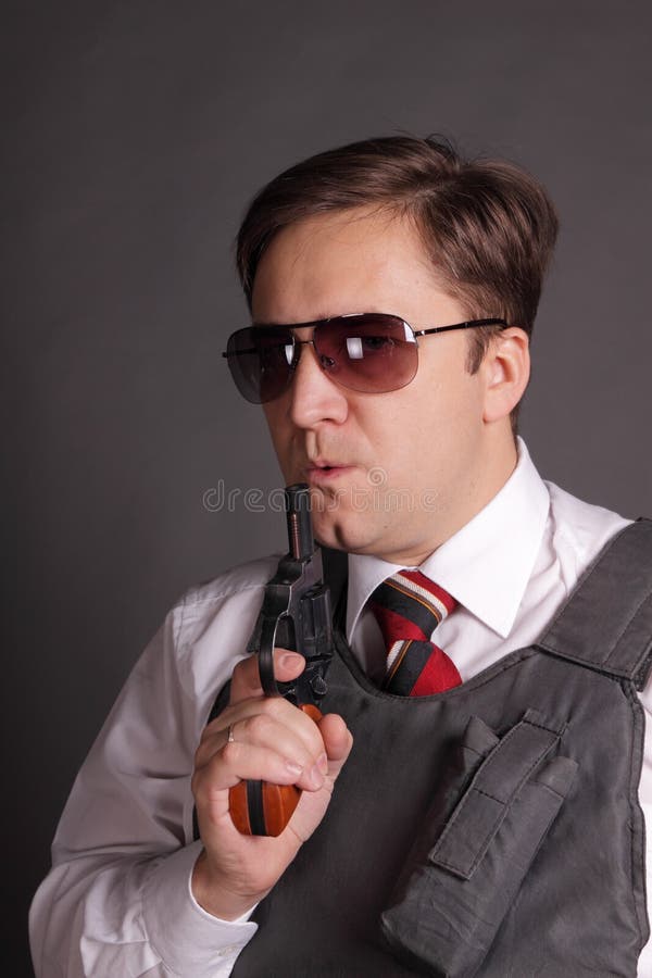 L'uomo con un revolver fotografia stock. Immagine di munito - 13014256