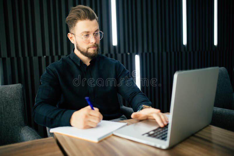 L'uomo D'affari Sorridente Con Il Computer Portatile E Scrive L'avviso ...