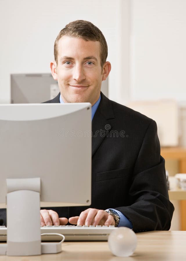 Un Uomo D'affari Lavora Al Computer Desktop Immagine Stock - Immagine ...