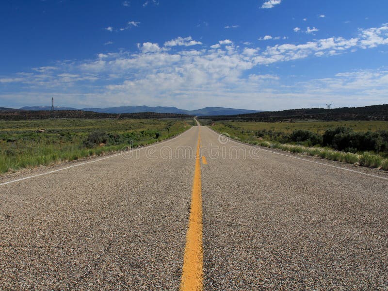 Route à l'infini photo stock. Image of désert, route, plat - 9803128