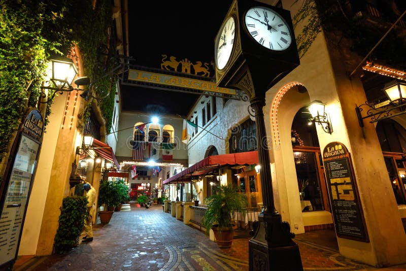 La Arcada Plaza at Night - Santa Barbara, California Editorial Stock ...