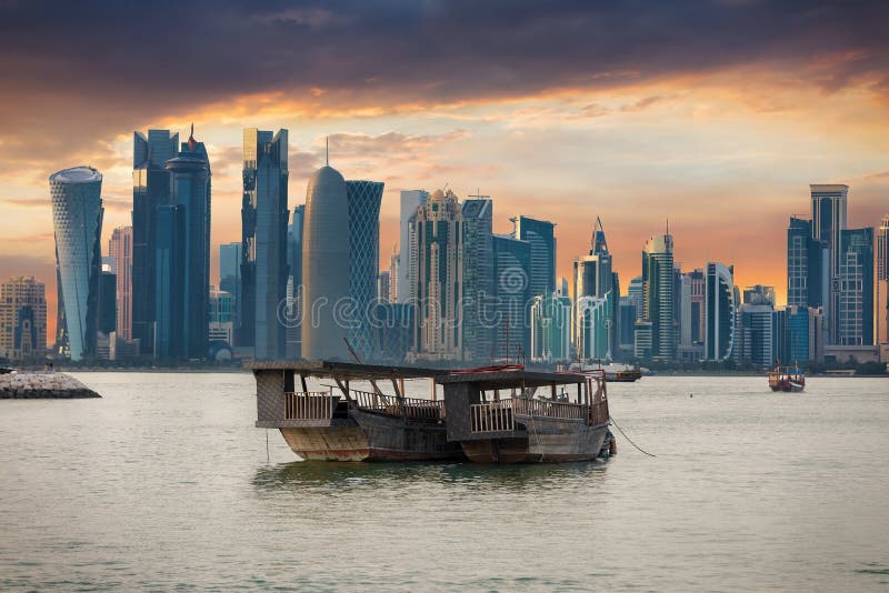 La baie de Doha, Qatar photo stock. Image du cityscape - 104469620