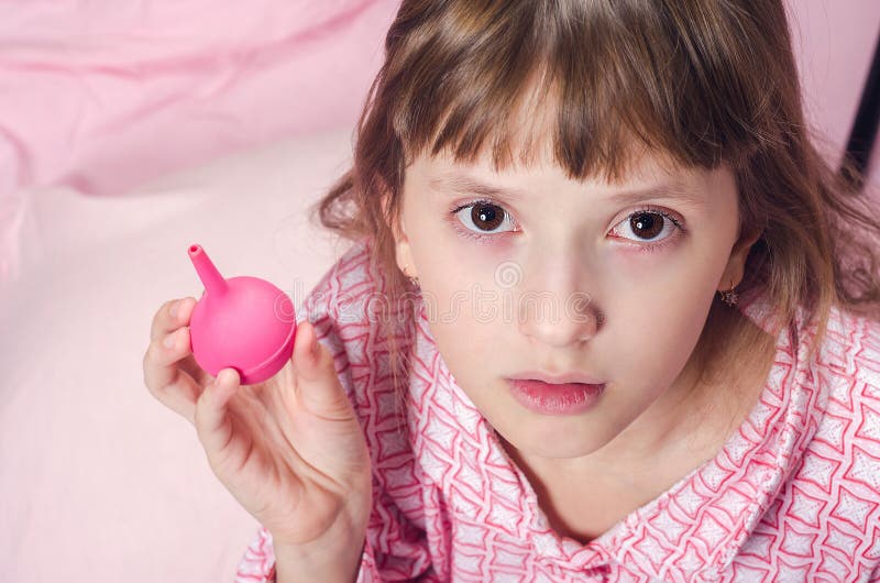 La Bambina Giudica Un Clistere Disponibile Fotografia Stock Immagine