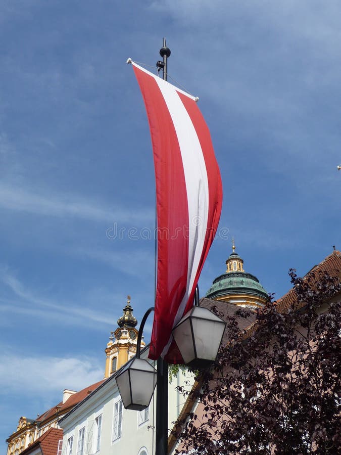 La bandera austriaca foto de archivo. Imagen de flagstaff - 218444302