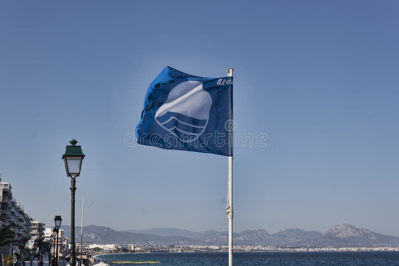 La Bandera Azul Es Un Premio Internacional Imagen editorial - Imagen de ...