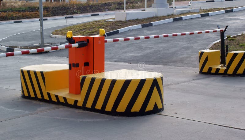 La barrière de route image stock. Image du fermeture, grille - 6494929
