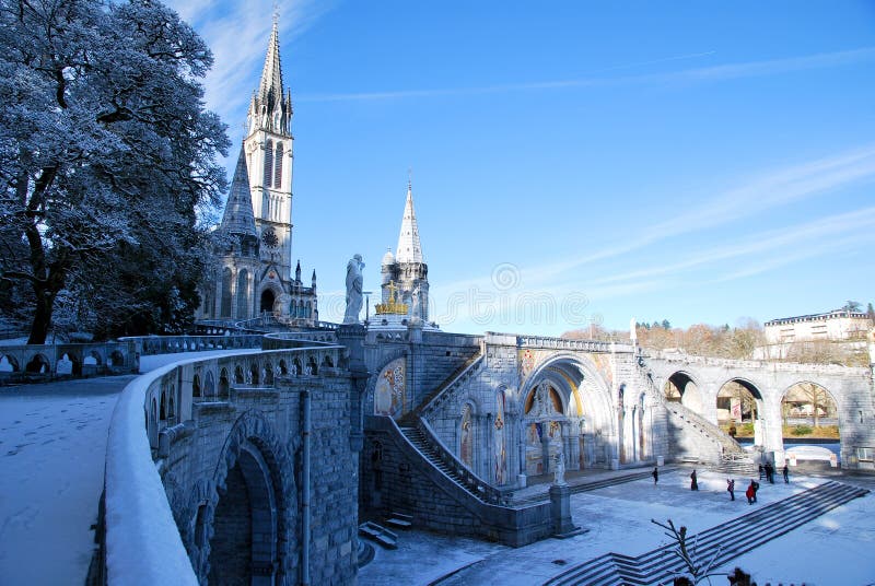La Basilica Del Rosario Di Lourdes Fotografia Stock - Immagine di ... La Basilica Del Rosario Di Lourdes Fotografia Stock - Immagine di ...
