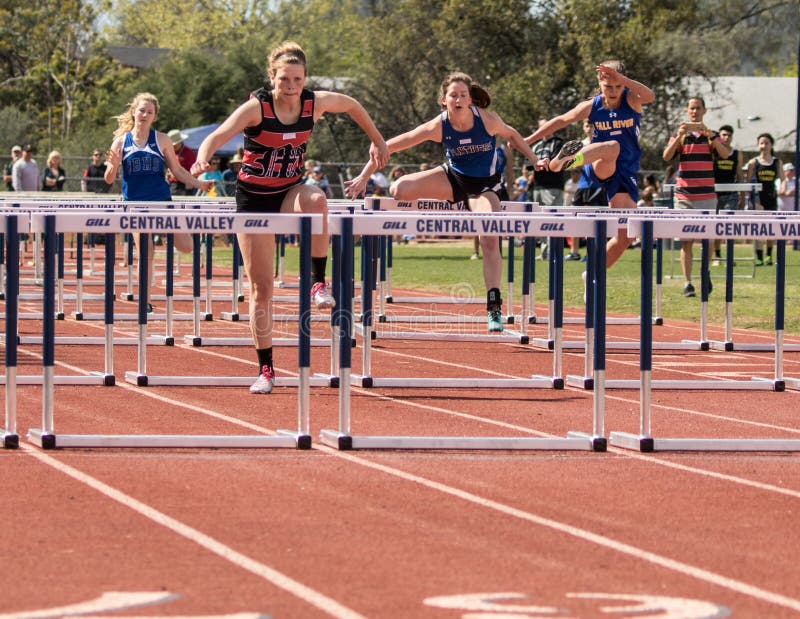 La Basse Course D'obstacles Des Femmes Est Allumée Image stock ...